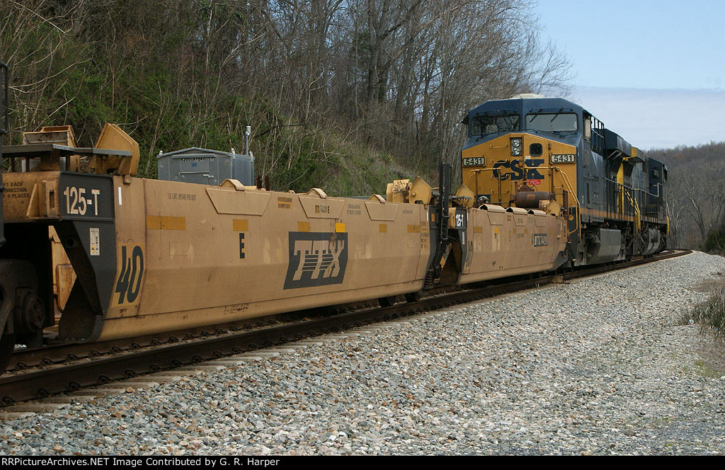 393 - Trailing unit of rerouted Q13928 passes the Reusens DD